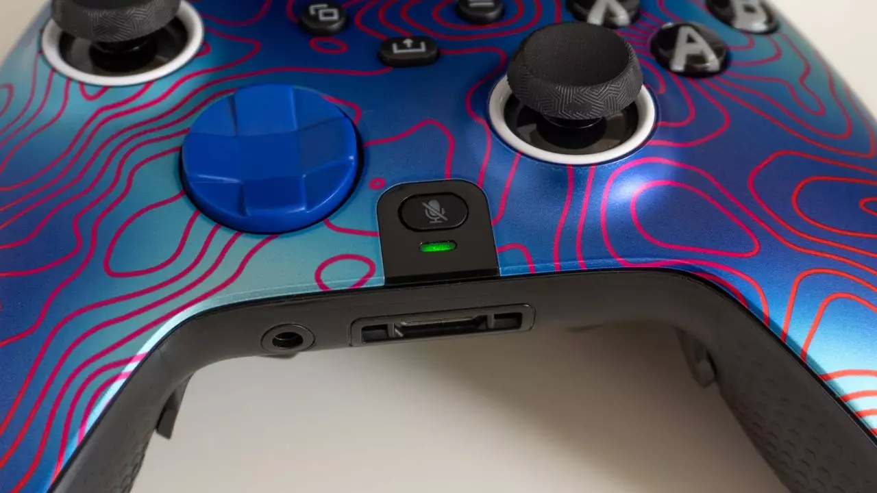 Pódense almacenar ata tres perfís de reasignación personalizados no Scuf Instinct e Instinct Pro, e activalos mediante un botón de perfil situado na parte traseira.