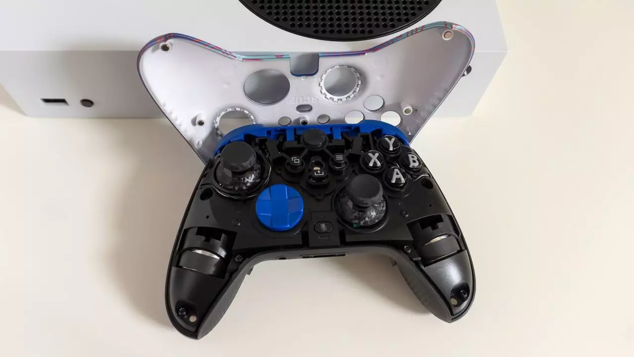 As placas frontais são mantidas no lugar usando ímãs para que sejam fáceis de remover e trocar, o que também fornece acesso fácil a todos os botões e joysticks trocáveis do controlador.