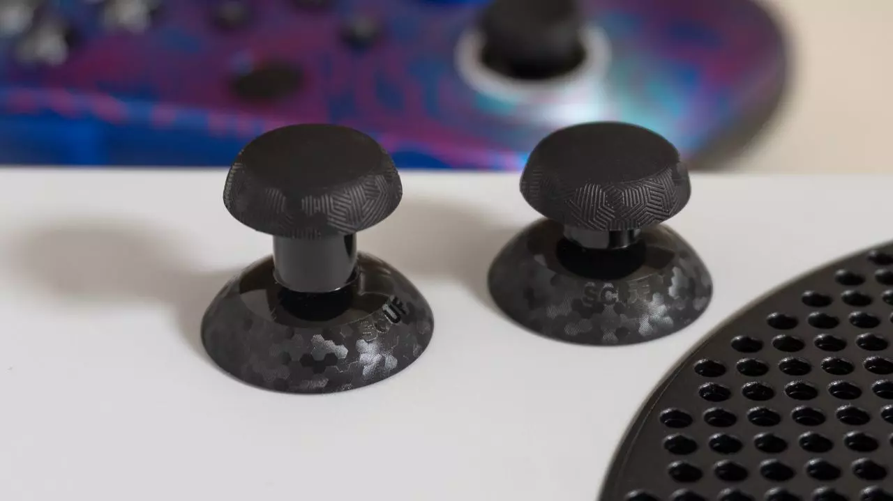 O Scuf Instinct e o Instinct Pro vêm com joysticks de cúpula alternados, um curto e um alto, para que você possa testar qual deles pode funcionar melhor para você.