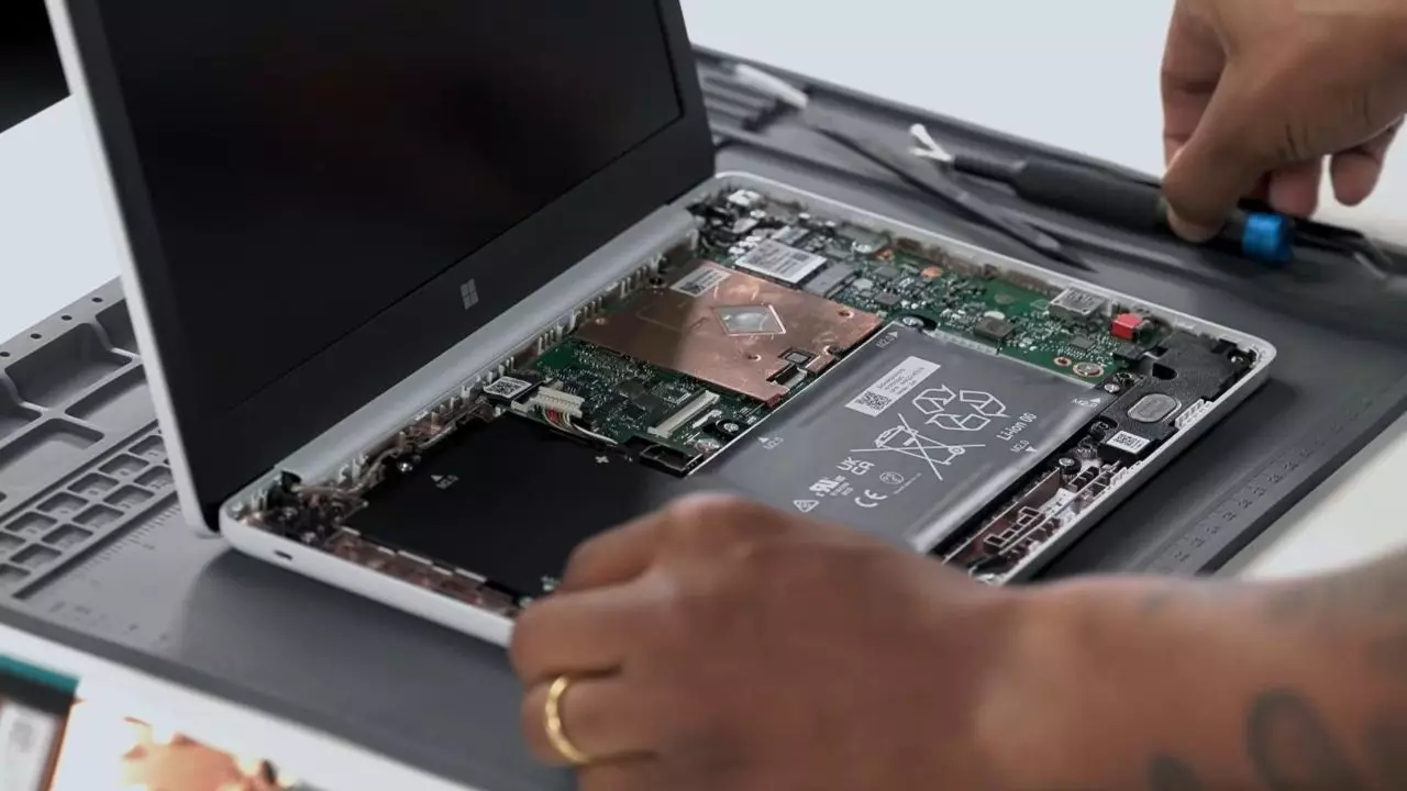 Microsoft's Surface Laptop SE Bidiyon Teardown Babban Nasara ne don Haƙƙin Gyara