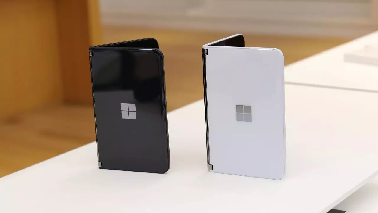 2021-жылга карата Surface Duo азыр эки түстө жеткиликтүү: Мөңгү жана Обсидиан.