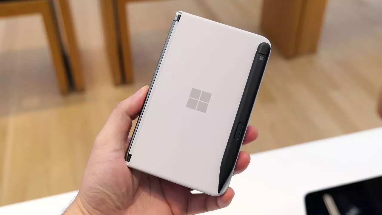 Microsoft's Foldable Surface Duo 2 ເບິ່ງຄືວ່າຈະແກ້ໄຂຂໍ້ຜິດພາດຂອງຕົ້ນສະບັບທັງໝົດ 29477_7