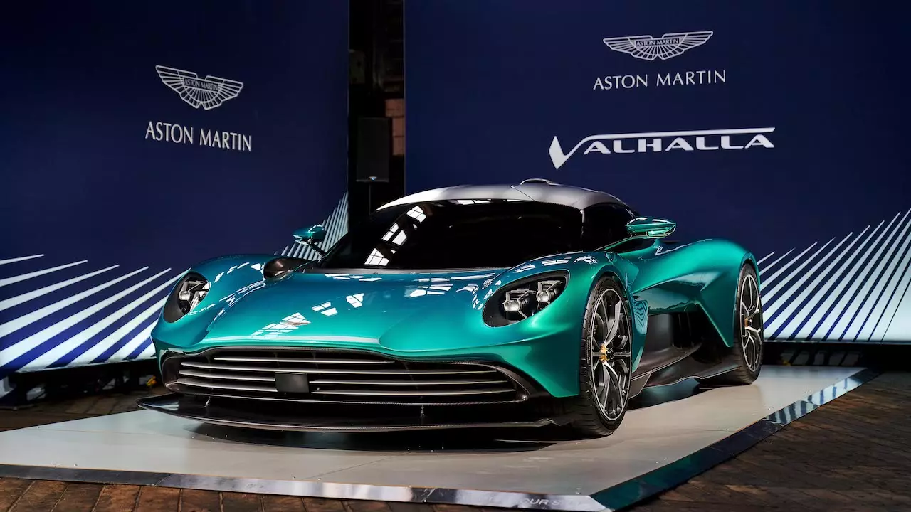 Oloye Ṣiṣẹda Aston Martin Sọ pe Valhalla jẹ Ibẹrẹ ti Igbadun EVs