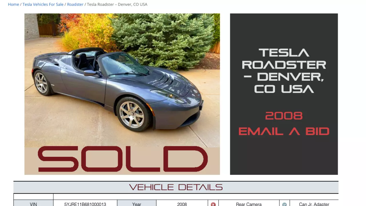 Një Tesla Roadster 840 miljesh e sapo shitur për mbi një çerek milion dollarë