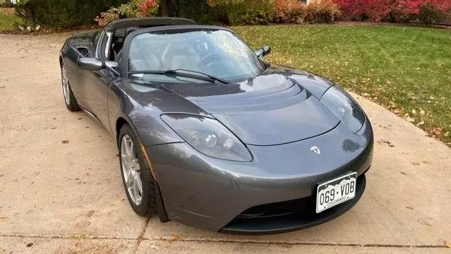 'n Tesla Roadster van 840 myl is pas vir meer as 'n kwartmiljoen dollar verkoop