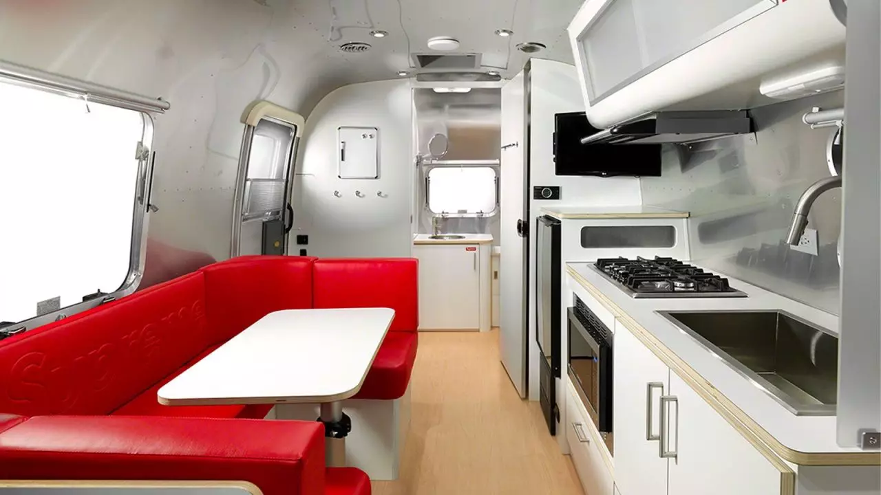 A Supreme Airstream egy divatos kiegészítő, amelyben zuhanyozhat