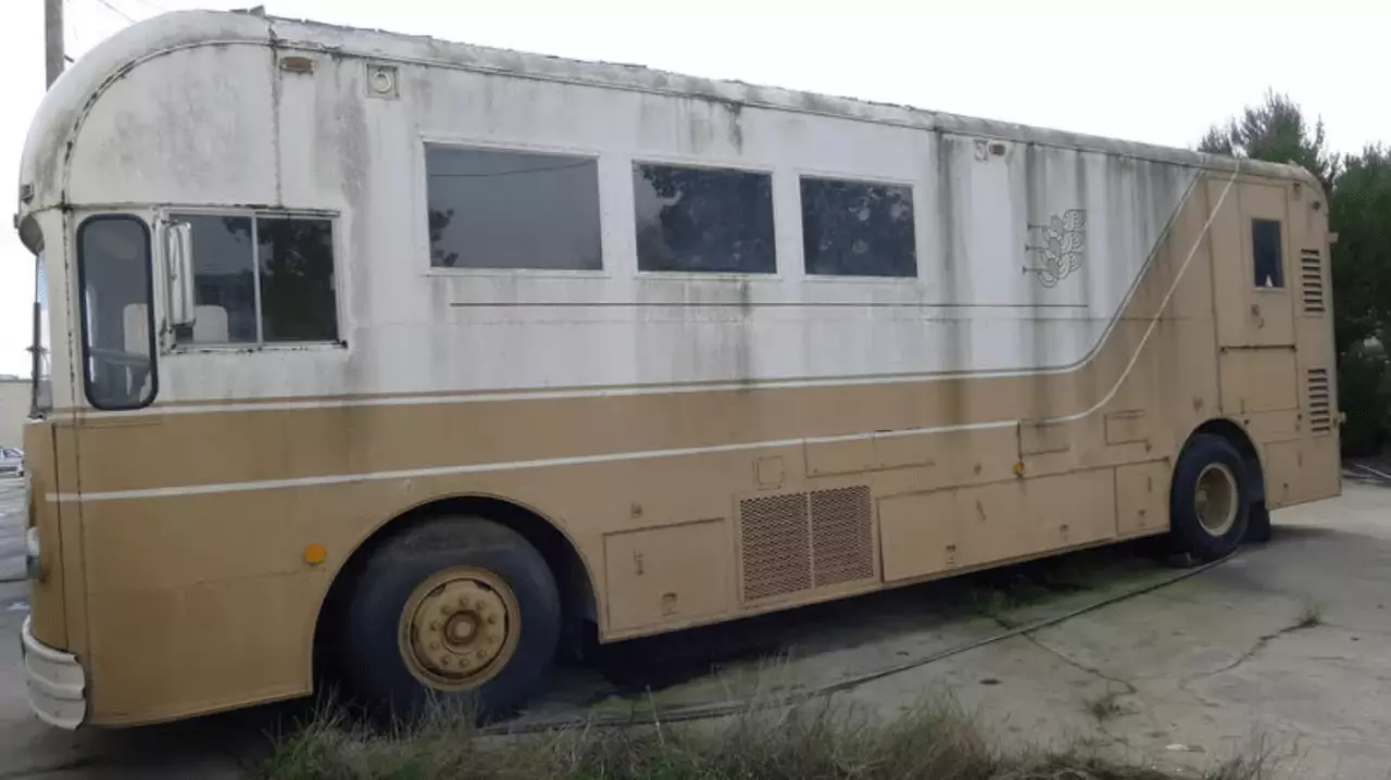 Stari, zapušteni autobusni autobus pretvoren je u otmjeni auto tegljač