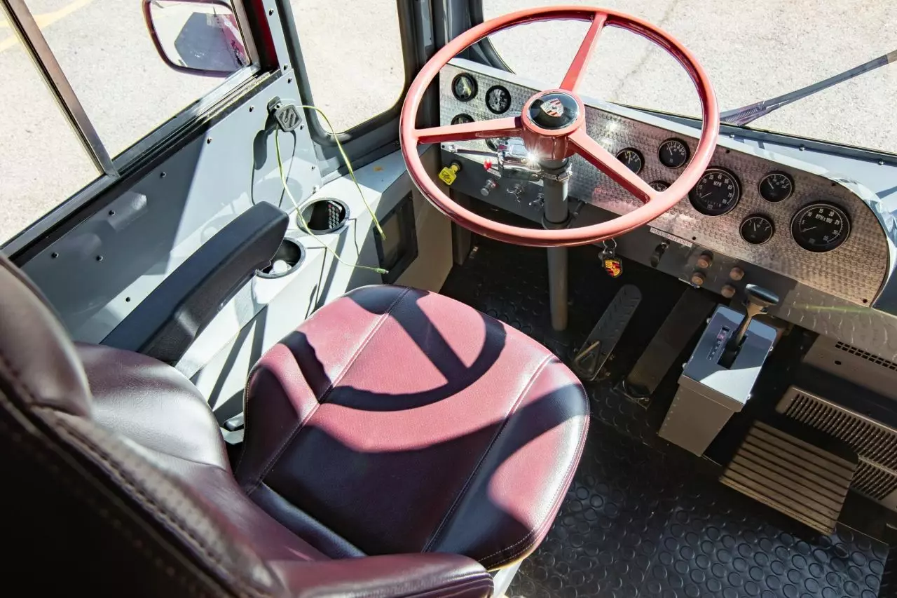 In âlde, ferwaarleaze busbus waard omfoarme ta in elegante autowein