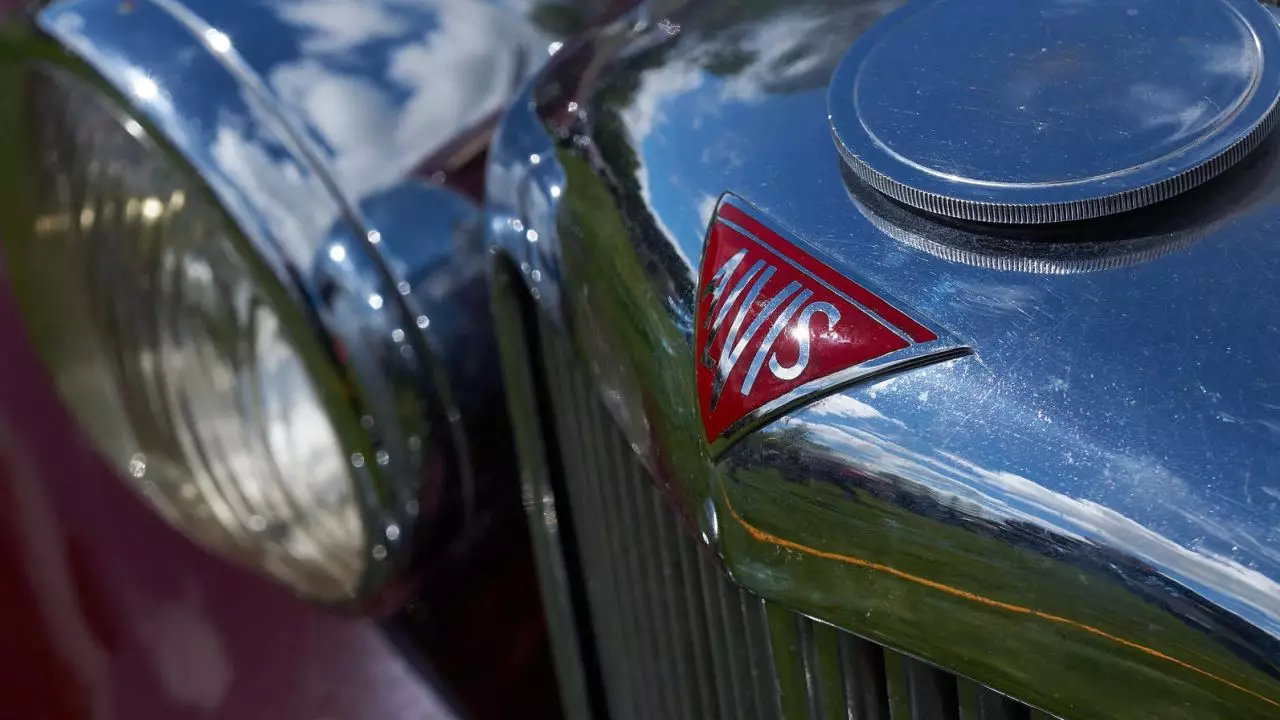 Prieš 100 metų ši įmonė susikūrė beprasmį pavadinimą ir pradėjo gaminti pažangiausius automobilius