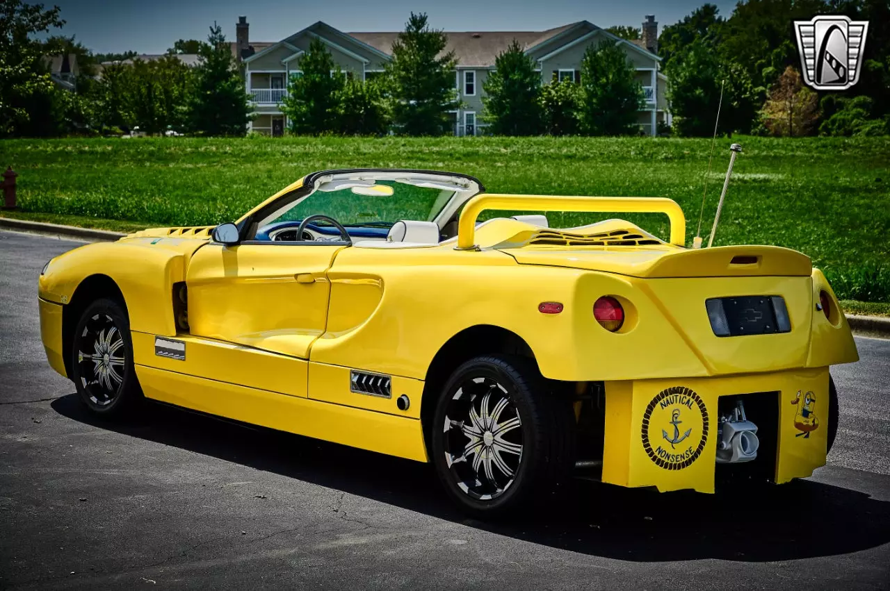 Tag-iya Ang Dalan Ug Dagat Uban Niini nga $275,000 nga Amphibious LS-Powered Convertible