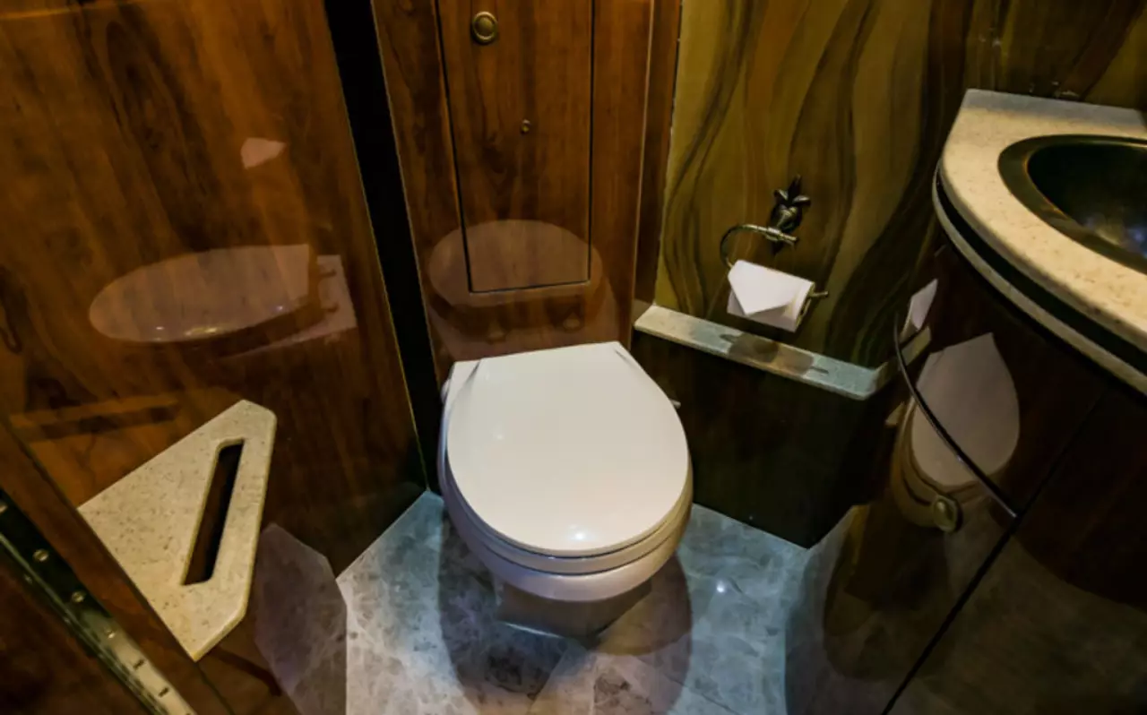 या मॉन्स्टर $500,000 RV मध्ये तळघरात दोन बाथरूम आणि एक बेडरूम आहे