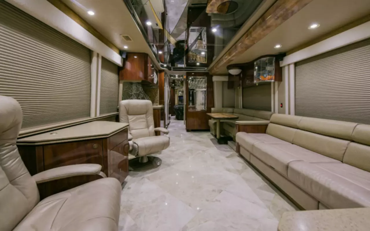 Bu Canavar 500.000$'lık Karavanda İki Banyo ve Bodrumda Bir Yatak Odası Var