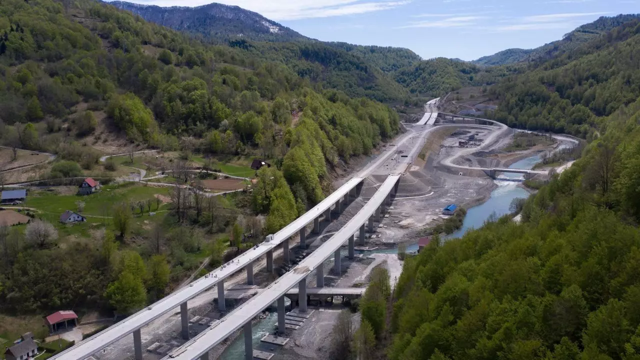 A autoestrada cara a ningunha parte leva a todo o país a endebedarse