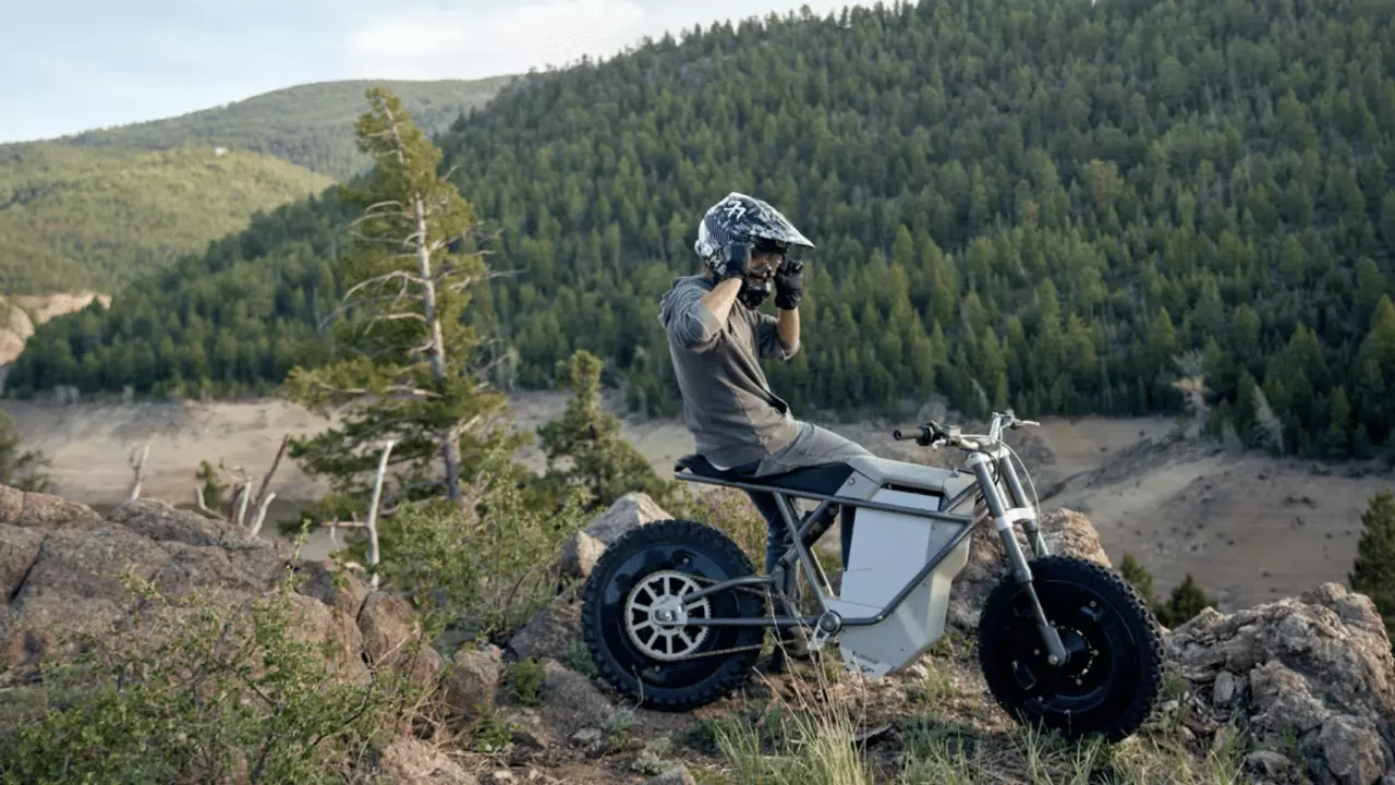 L'énergie terrestre pourrait faire une moto électrique légère et capable pour le sentier