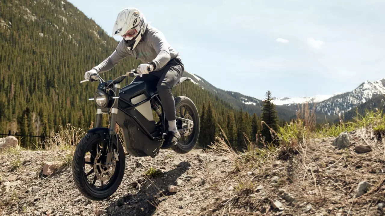 L'énergie terrestre pourrait faire une moto électrique légère et capable pour le sentier