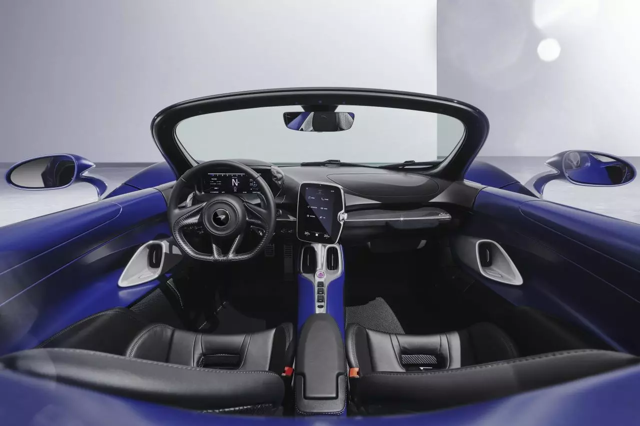 McLaren lắp kính chắn gió trên chiếc xe được biết đến vì không có kính chắn gió