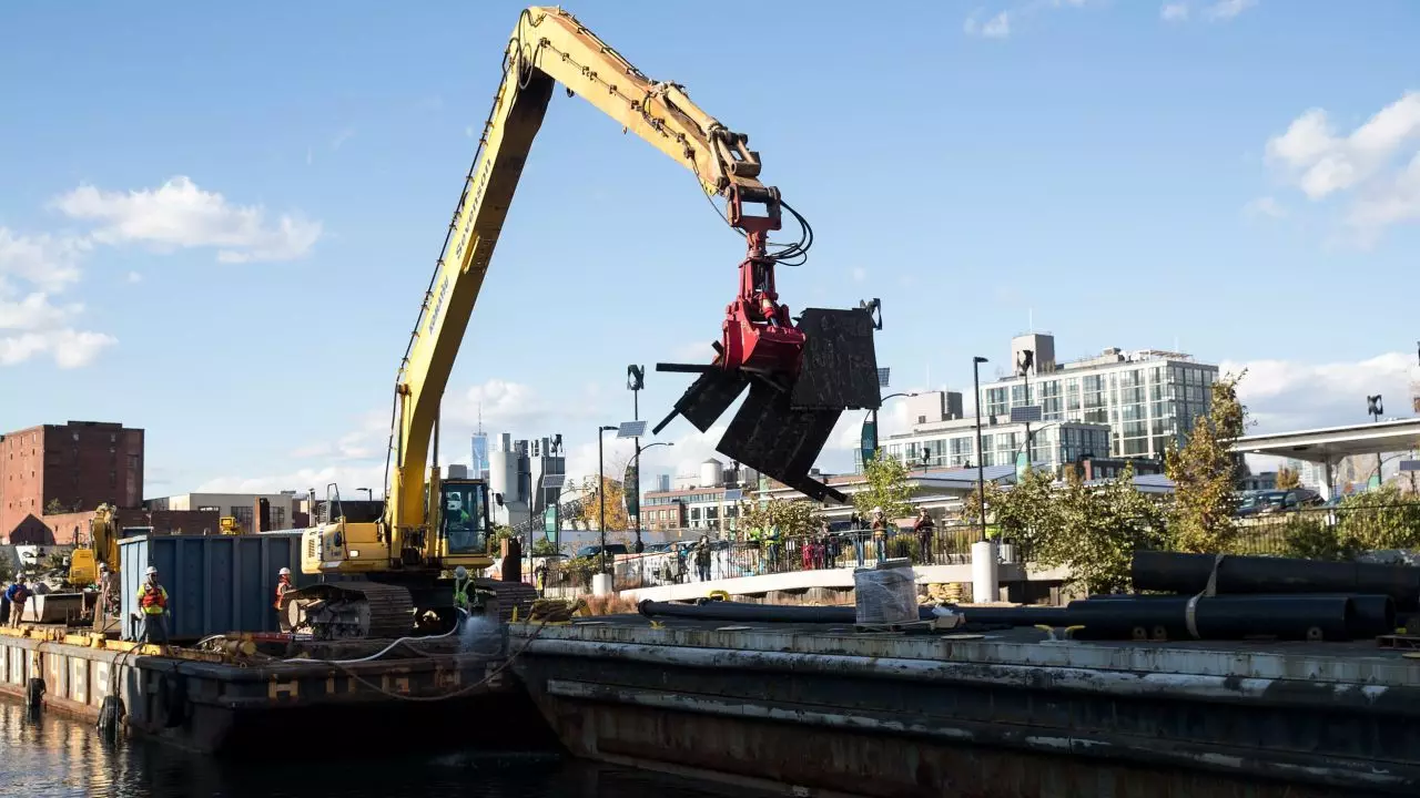 Barja de dragare plină cu nămol se scufundă în canalul Gowanus, incredibil de toxic