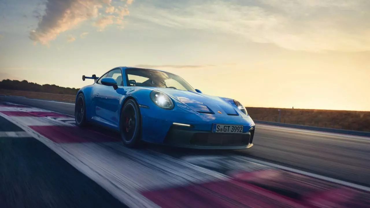 2022 Porsche 911 GT3 запазва всичко, което обичате, и все пак успява да бъде по-бързо