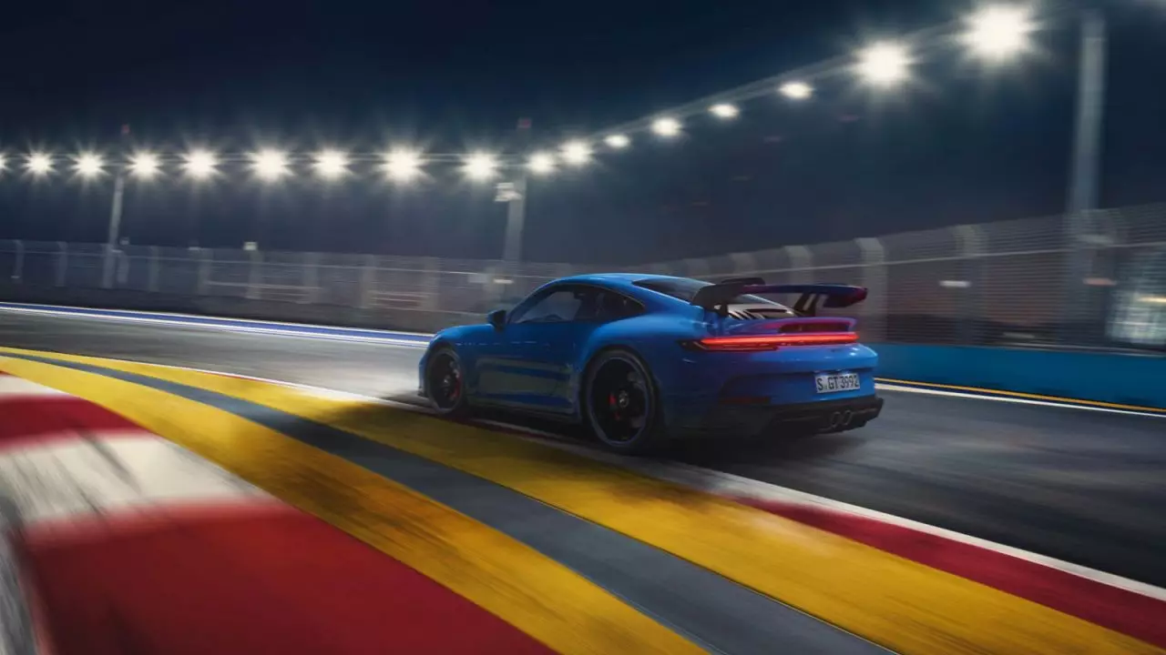2022 Porsche 911 GT3-k maite duzun guztia mantentzen du eta oraindik azkarrago izaten jarraitzen du