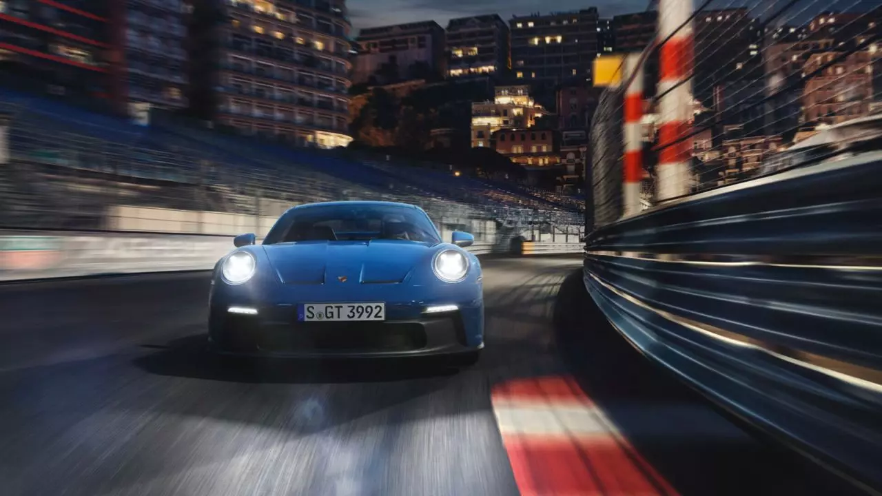 2022 Porsche 911 GT3 запазва всичко, което обичате, и все пак успява да бъде по-бързо