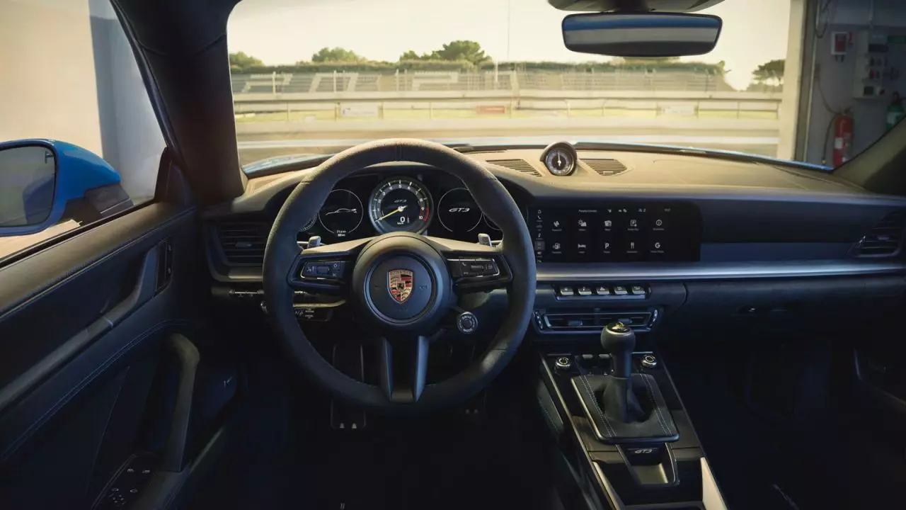 2022 Porsche 911 GT3 таны дуртай бүхнээ хадгалж, илүү хурдан байх болно.