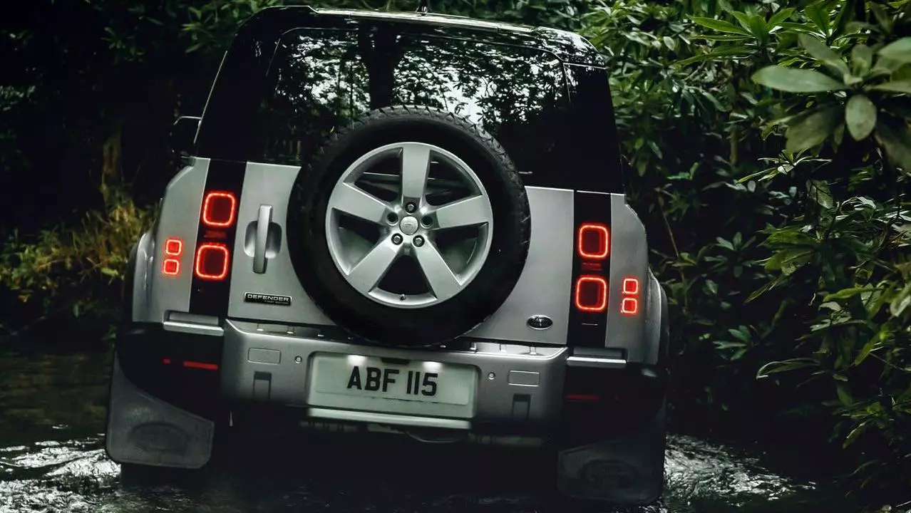 ใหม่ Land Rover Defender เริ่มแตกร้าว