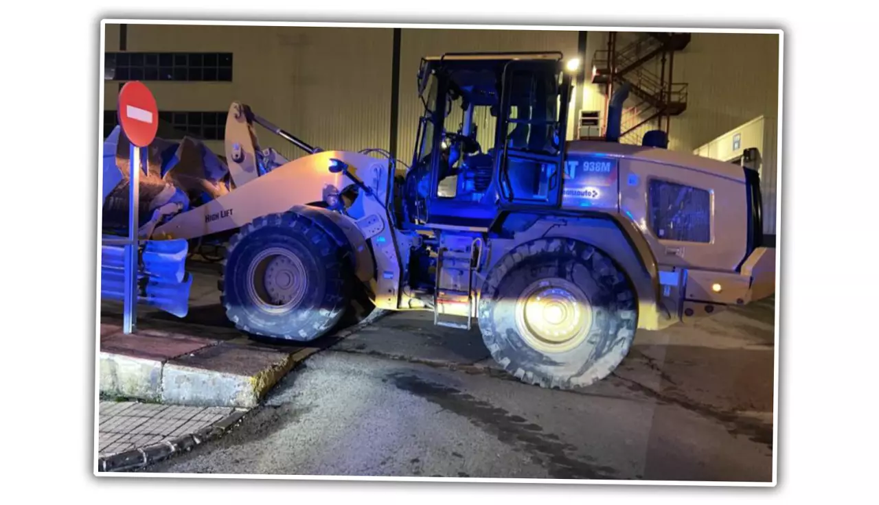 Karmendê berê yê Mercedes-Benz Caterpillar dizîne û 50-Van xira dike