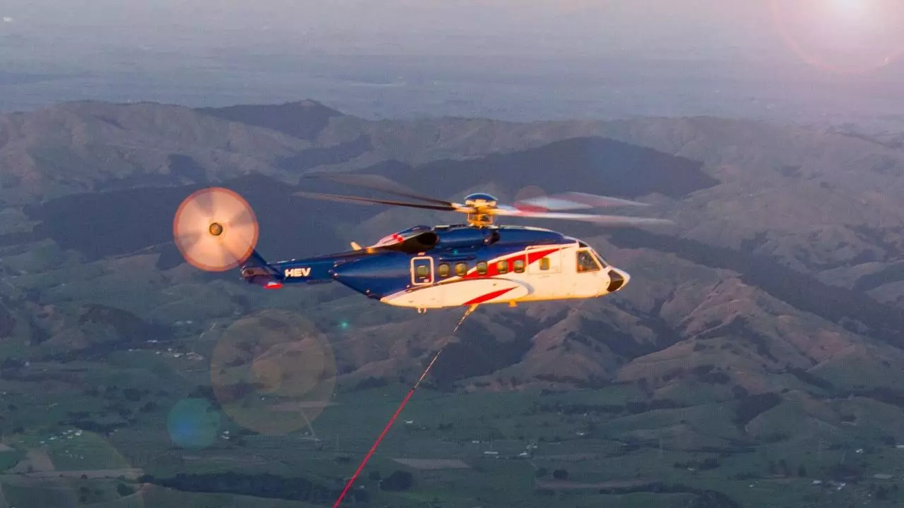 Gledajte kako helikopter hvata raketni pojačivač koji pada (onda ga ispušta u okean)