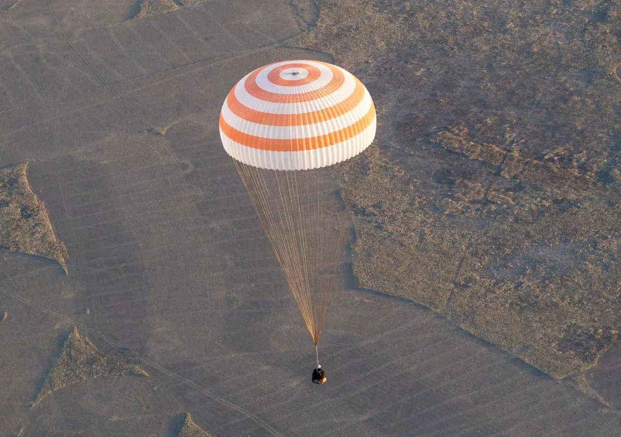 Geimfari NASA slær met í geimflugi og hitches Ride to Earth á rússnesku Soyuz