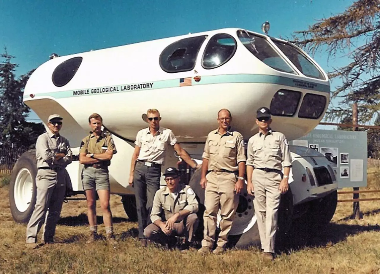 The Mobile Laboratory (MOLAB), kapa Mobile Geological Laboratory, joalokaha e nkuoe foto ka 1965.