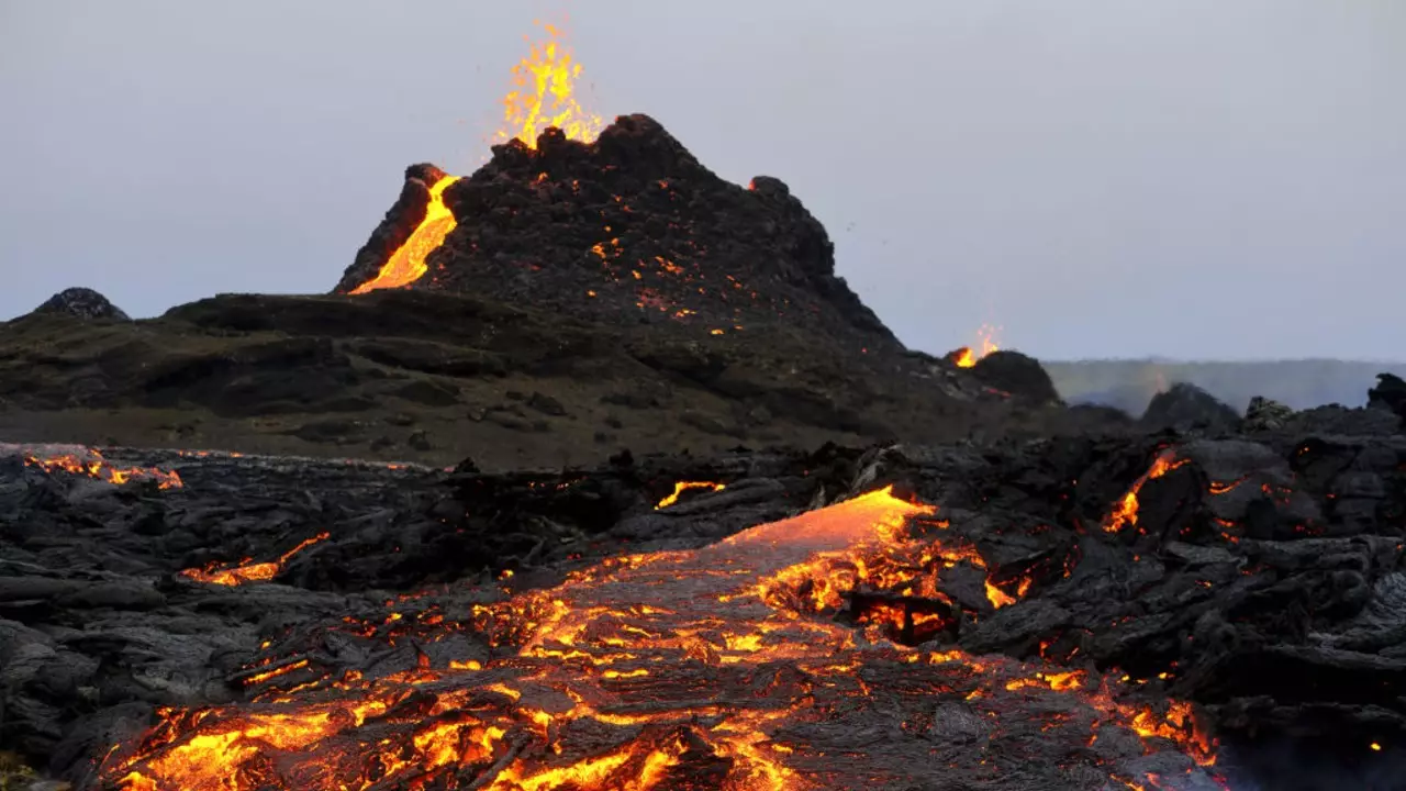 噴火する火山を通してこのドローン溶岩サーフを見る