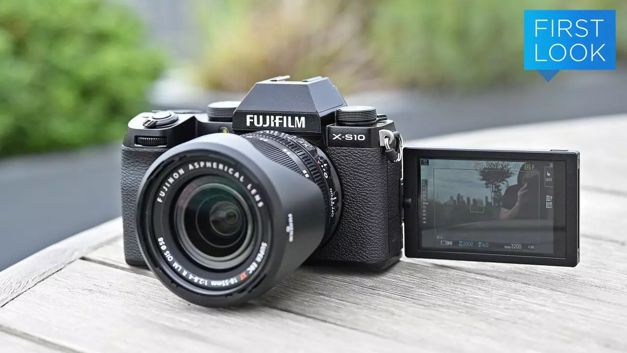 Fujifilm X-S10 яке аз беҳтарин камераҳои бе оина мебошад.