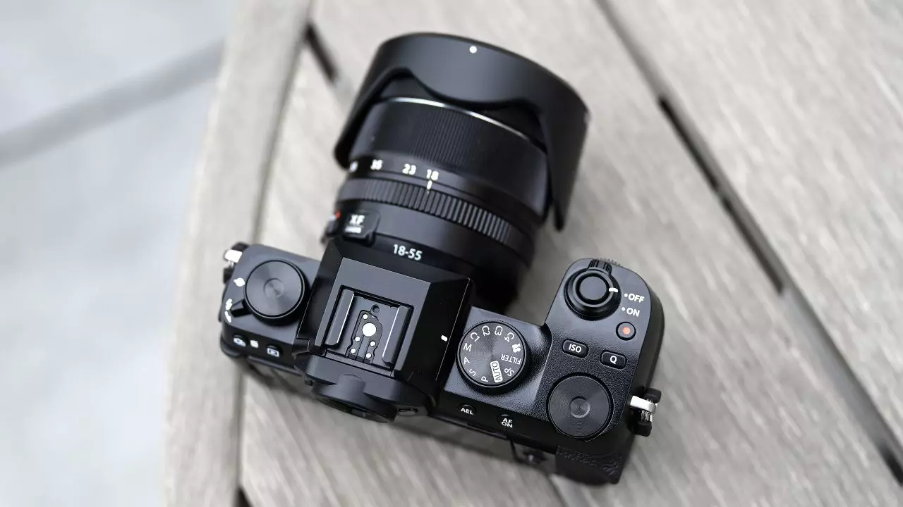 Fujifilm X-S10 është një pamje argëtuese dhe miqësore për fillestarët në një nga kamerat më të mira pa pasqyrë 31278_2