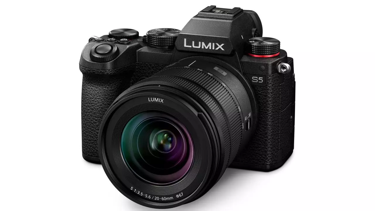 La Lumix S5 és la càmera sense mirall de fotograma complet més lleugera i compacta de Panasonic fins ara