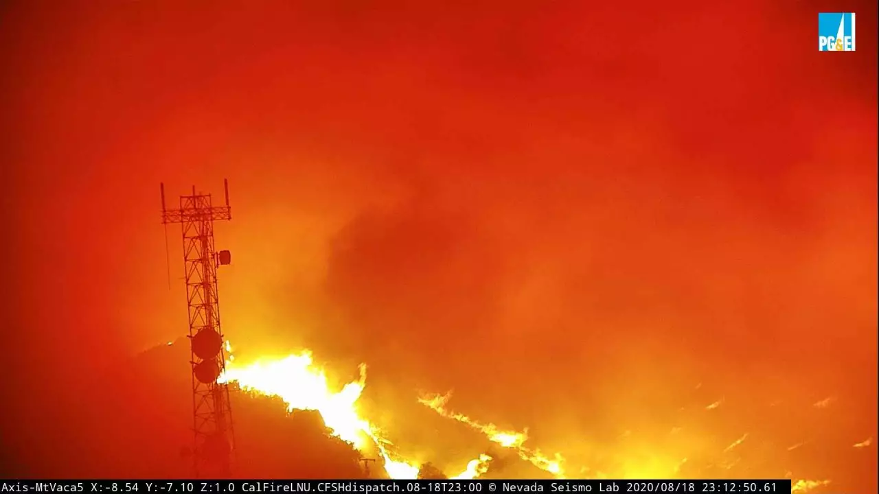 Posledná chvíľa pred vypnutím kamery Mount Vaca v dôsledku požiaru komplexu LNU Lightning Complex. (Snímka obrazovky: Earther)