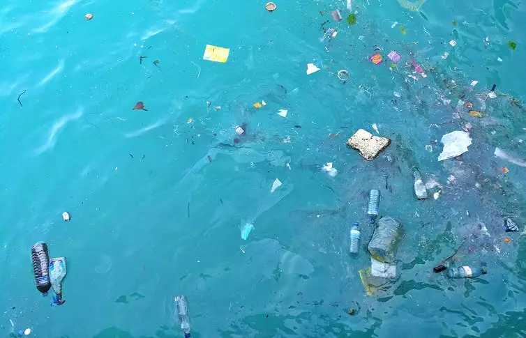 海に浮かぶプラスチック廃棄物