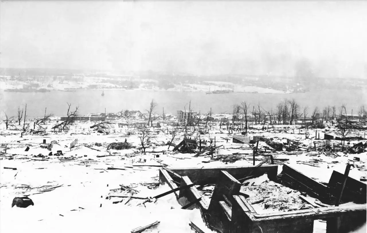 Une vue d'Halifax après l'explosion de 1917. (Illustration : William James/Wikimédia)
