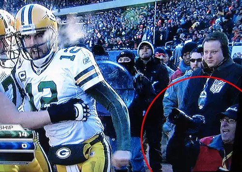 Aaron Rodgers brak de monopod van een fotograaf om een touchdown te scoren