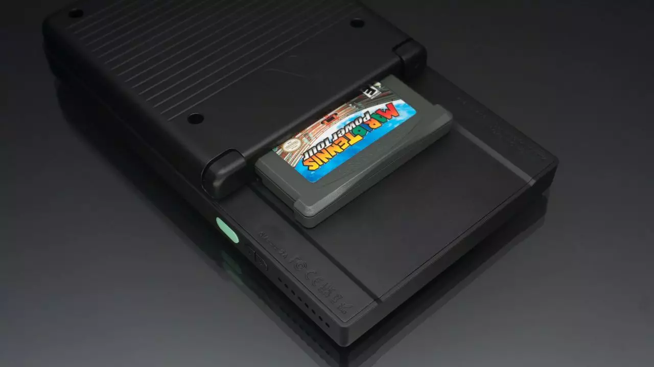 Slot na zadní straně kapsy podporuje kazety Game Boy, Game Boy Color a Game Boy Advance.