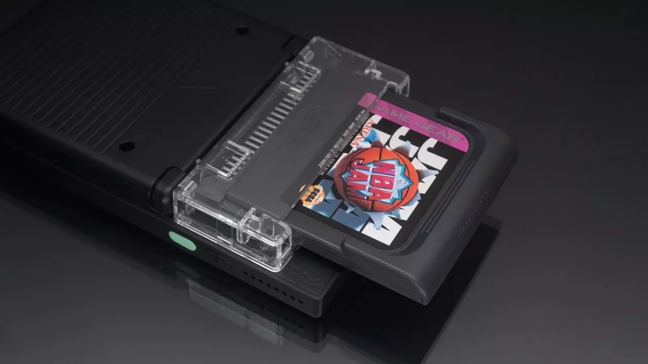 Patronadaptrar behövs för att spela patroner från icke-Nintendo-system, och här kan du se en Sega Game Gear-patron kopplad till Pocket.