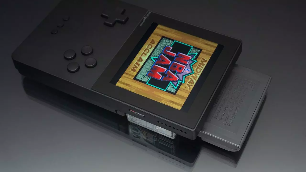 Am Fall vu Sega Game Gear Spiller léisst de Pocket Cartouche Adapter se iwwer d'Spëtzt vum Pocket e bëssen iwwerhänken, bis zum Punkt wou et d'Portabilitéit limitéiert.