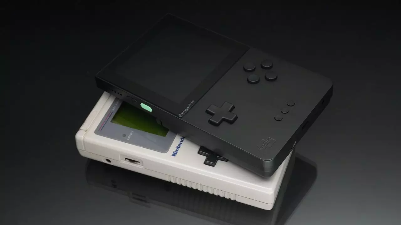 Analogue Pocket එක Original Game Boy එකට ප්‍රමාණයෙන් බොහෝ දුරට සමානයි, නමුත් ටිකක් තුනීයි.