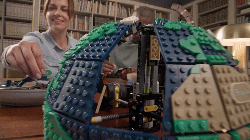 Lego's Spinning 3D Globe Ndi Chifukwa China Chokhutiritsa Kwa Akuluakulu Kuti Apitirize Kusewera Ndi Njerwa Zapulasitiki