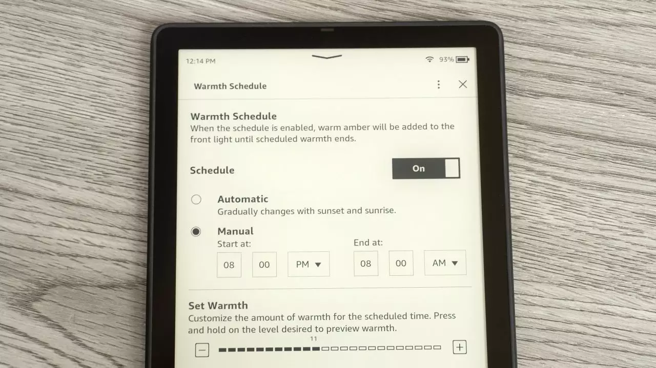 Kindle Paperwhite 5 SE экранынын жарыгынын түс температурасы кол менен жөнгө салынышы мүмкүн, белгилүү бир интенсивдүүлүктө пландаштырылган же сутканын убактысына жана жайгашкан жериңизге жараша автоматтык түрдө жөнгө салынышы мүмкүн.