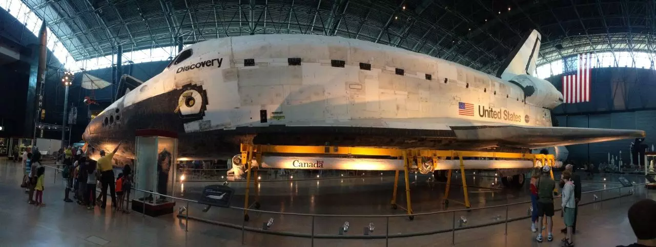 El transbordador espacial Discovery en exhibición en el Centro Steven F. Udvar-Hazy del Museo Nacional del Aire y el Espacio en Chantilly, Virginia.