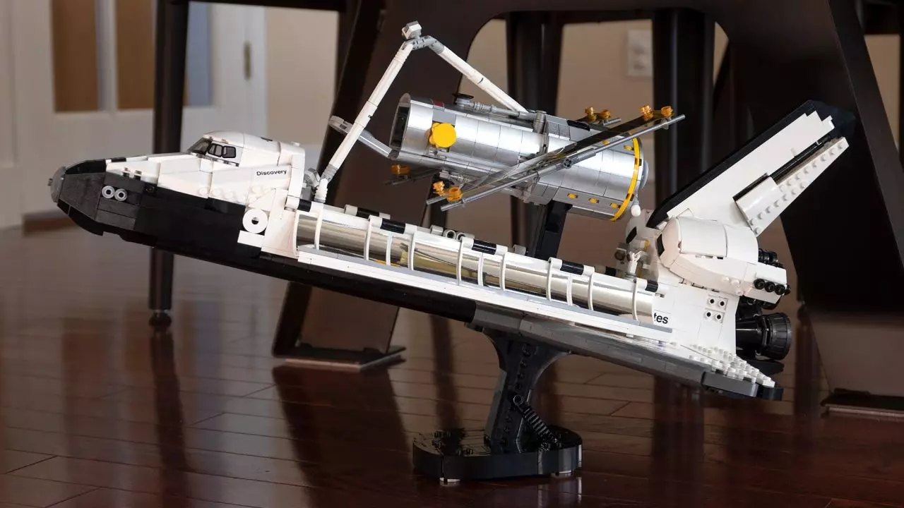 Lego ha incluido tres soportes de exhibición que se pueden usar para sostener el orbitador Discovery, el telescopio espacial Hubble y un tercero que hace que el satélite parezca flotar sobre la bahía de carga del orbitador.