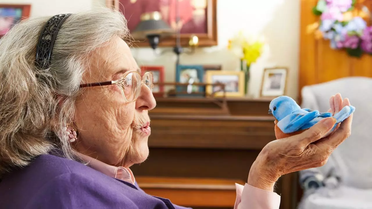 Αυτό το ρομποτικό πουλί συντροφιάς του 93χρονου εφευρέτη είναι το μόνο gadget που πρέπει ποτέ να επιτρέπεται να κάνει tweet