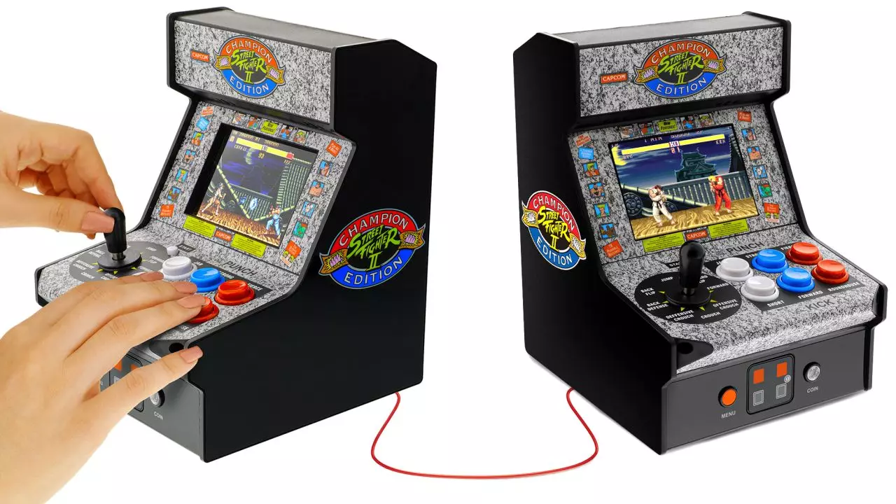 Anda Boleh Memautkan Kabinet Arked Street Fighter II Miniatur ini untuk Berbilang Pemain Head-to-Head