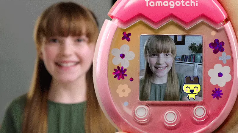 Nový fotoaparát Tamagotchi vám umožní fotografovať s vaším virtuálnym miláčikom skôr, ako zomrie na nedbalosť