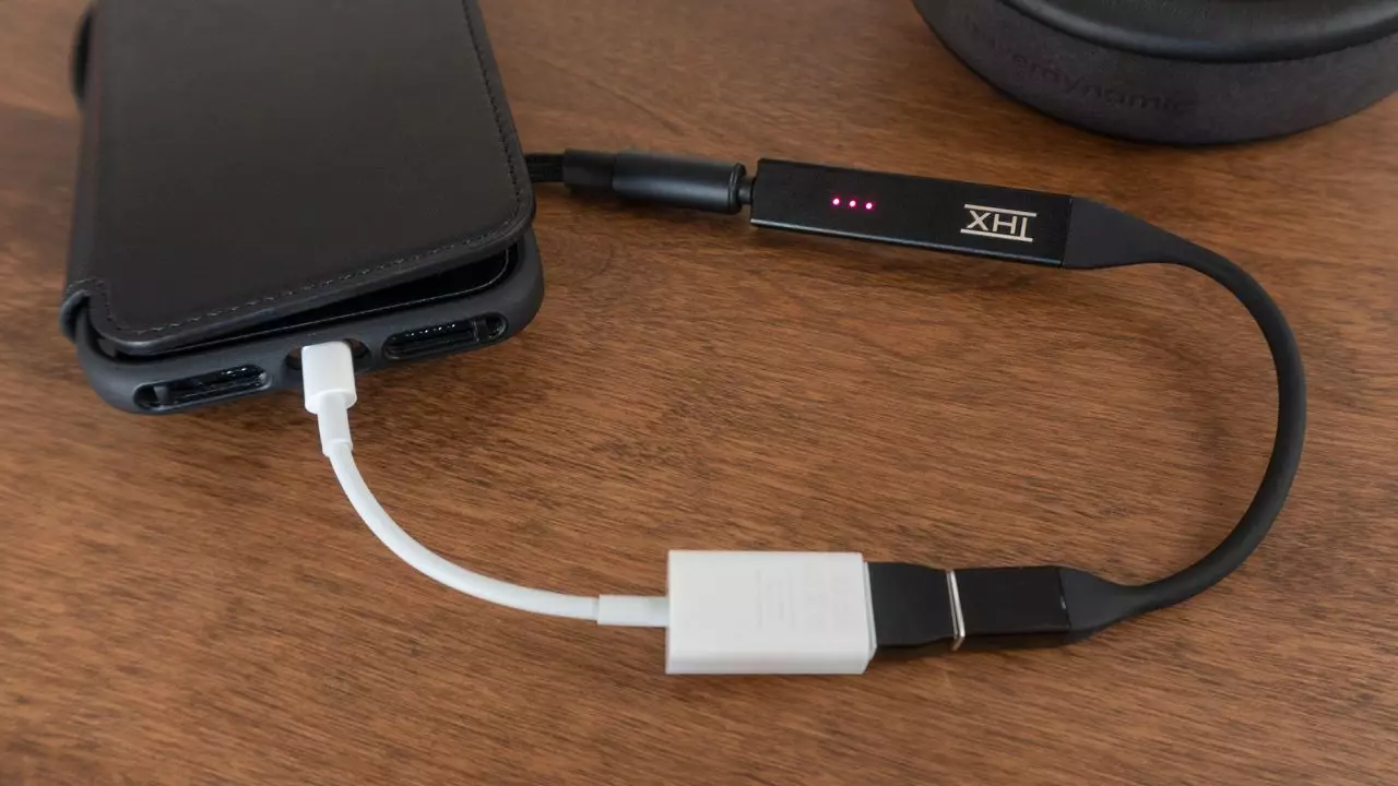 Będziesz także potrzebować przejściówki Apple Lightning na USB Camera, aby podłączyć THX Onyx do portu Lightning iPhone'a.